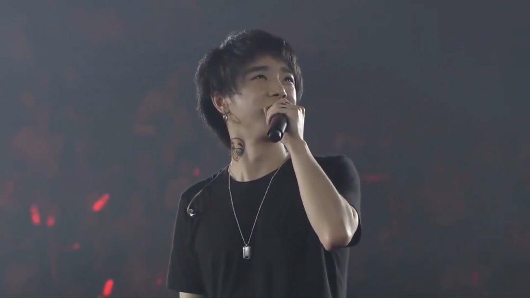 华晨宇演唱会现场,全场粉丝集体呐喊要听这首歌,花花却害羞了!