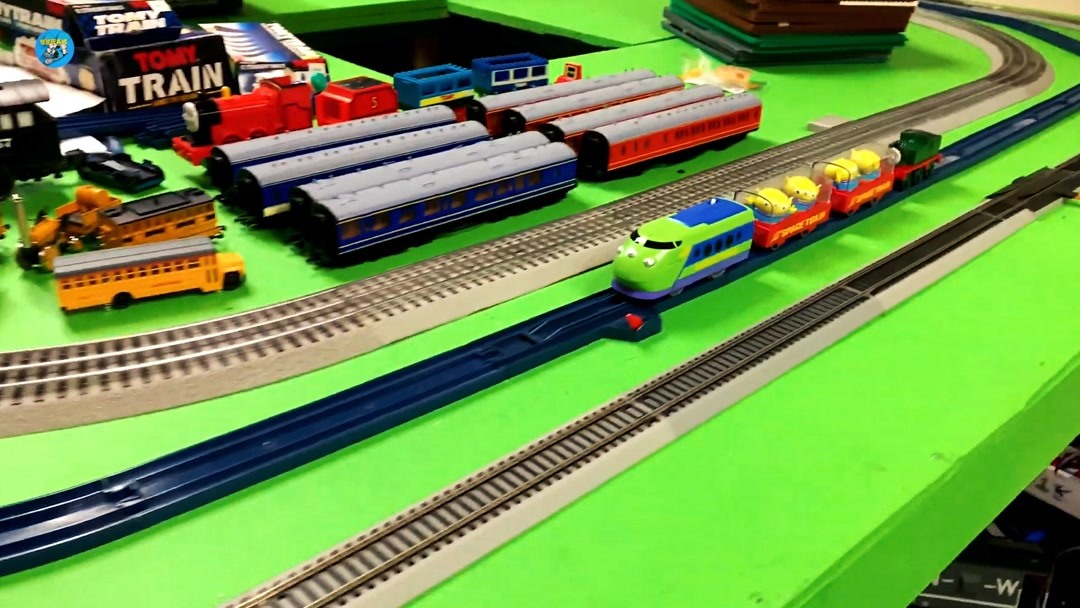 组装好多辆电动托马斯小火车客车箱运输车厢多个轨道儿童玩具