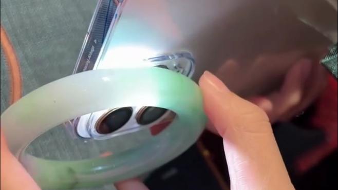 如何分辨翡翠手镯的真假,灵灵教你