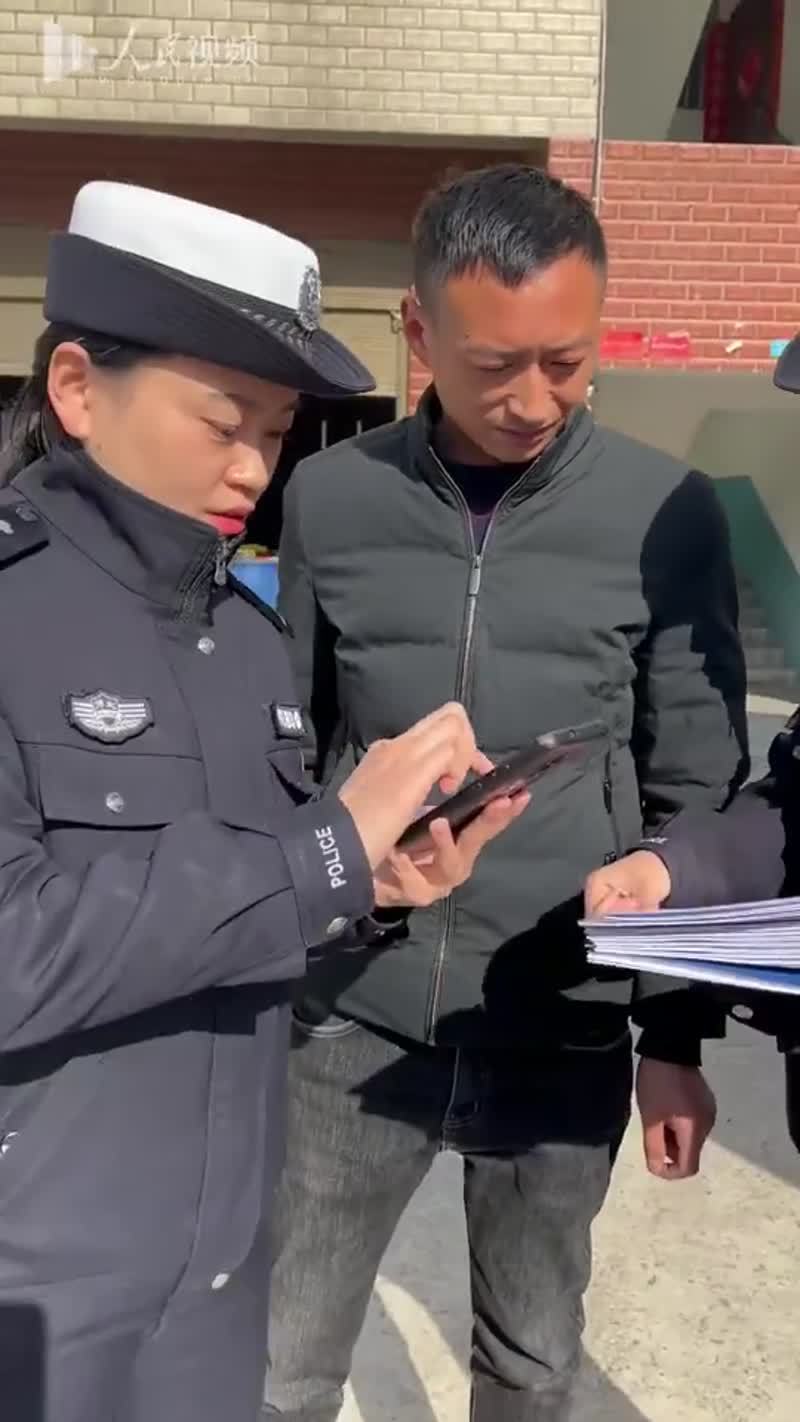 民警上门宣传防范电信诈骗 为了大家的钱袋子也是拼了