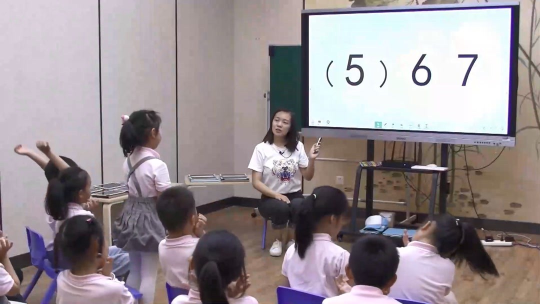 大班数学《老狼老狼几点了》课堂实录