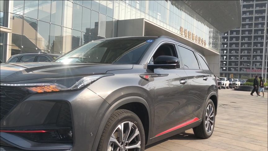 川话说车 | 长安CS75PLUS遥控代客泊车演示,直接手机遥控倒车