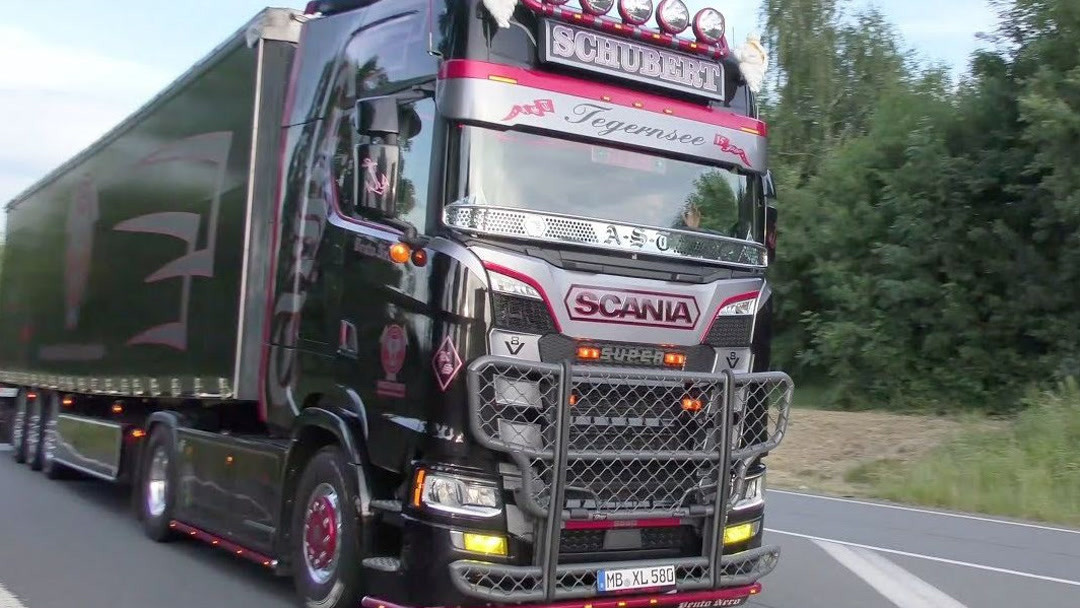 欧洲卡车模拟2 模拟驾驶斯堪尼亚第一件特种运输为湖北加油祝福