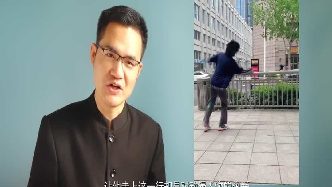 男子模仿动漫人物的炫酷空翻,将自己摔打成如失去引力的超人