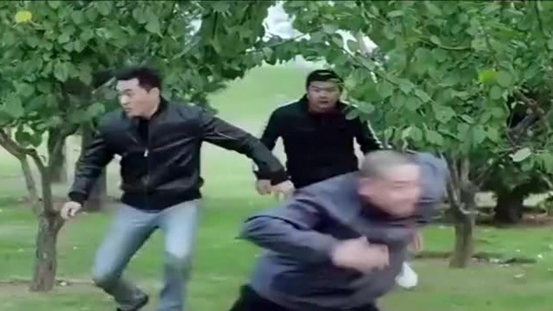 人贩子丧心病狂摔婴儿逃跑,警察震怒,结果自食其果