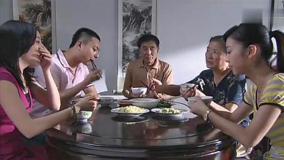 警匪:警察要送姑娘去戒毒所,不料她要回家戒,还想着到医院治!