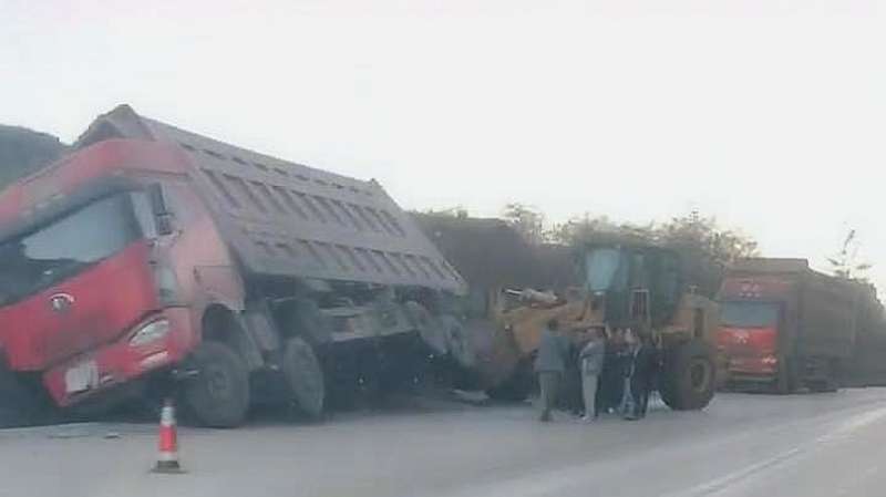 路边大货车翻车 网友:各位驾驶大货车的朋友请注意安全!