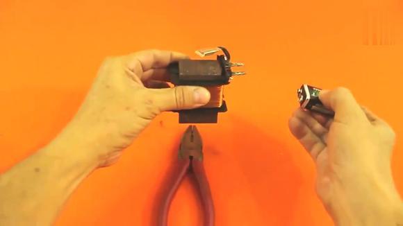 电机就是这样转动的,现场做个模型,让你看明白工作原理