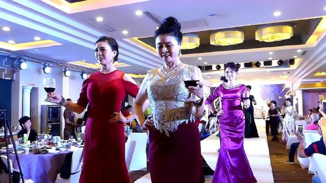 模特表演《红酒晚礼服》