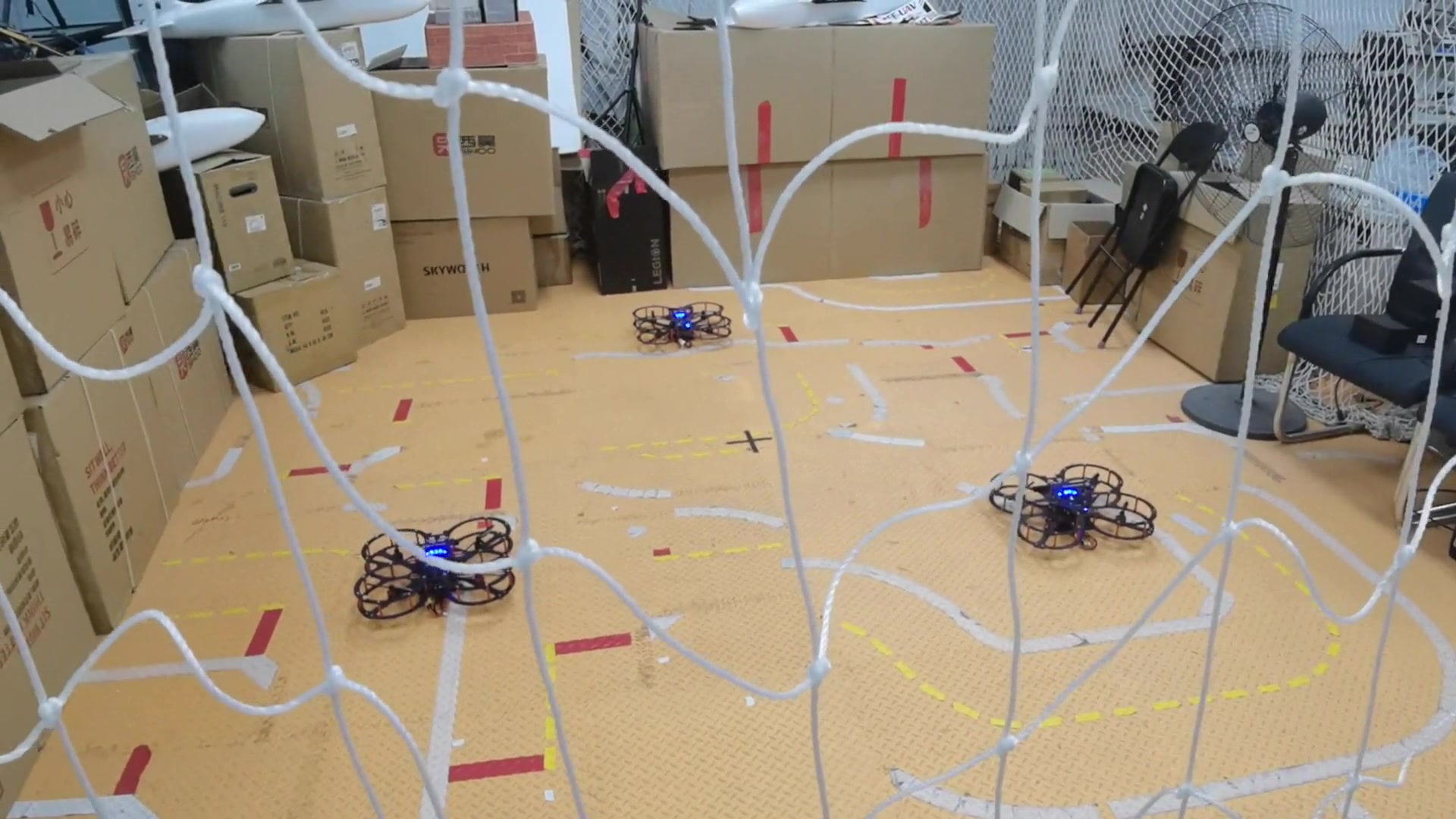 四旋翼飞行器集群控制研究 - 多无人机飞行实验