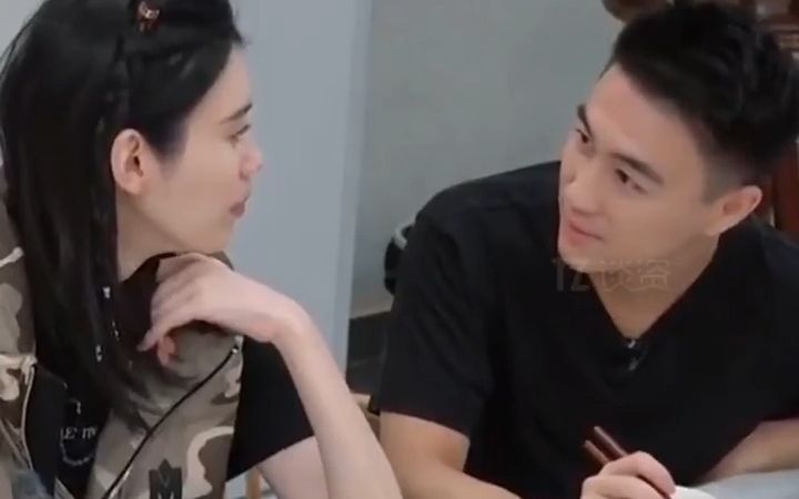 ...是在秀恩爱, 何猷君 却像人形计时器和计算器在旁边在线打假哈哈哈!