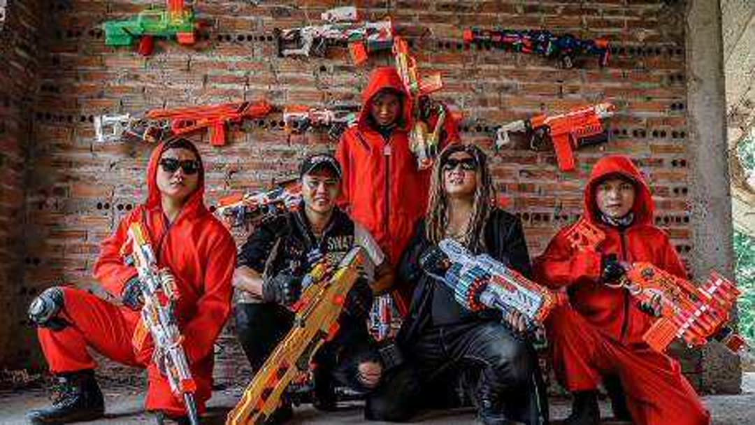 CS真人扮演:特种战士的背包被小伙子们夺走了!