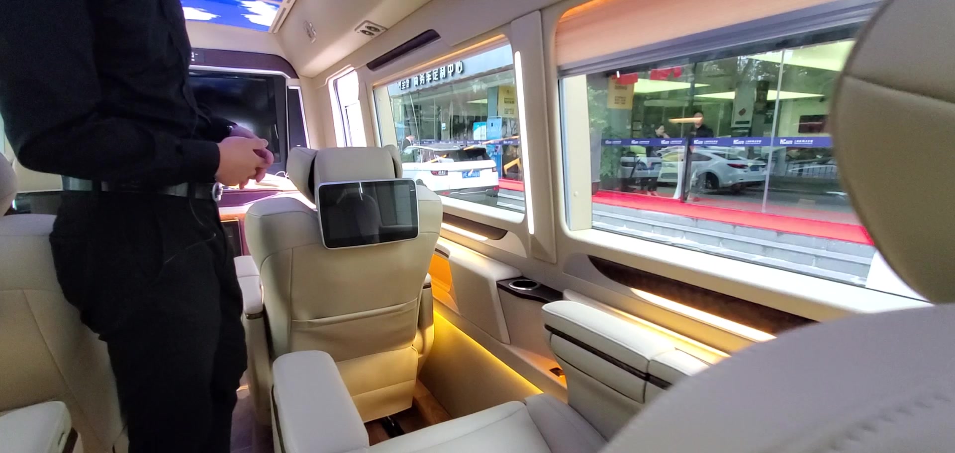 丰田考斯特豪华十座公商务车