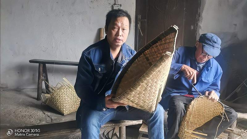 农用产品,匠艺编制第二遍一段《撮箕》的制作