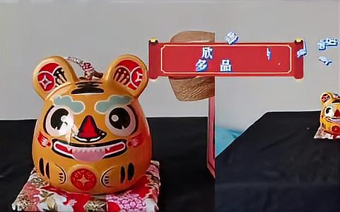 2022虎年摆件虎抱钱