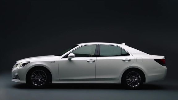 这才是真正的丰田皇冠,比国产版本好太多了,开在路上气场不比奔驰S差