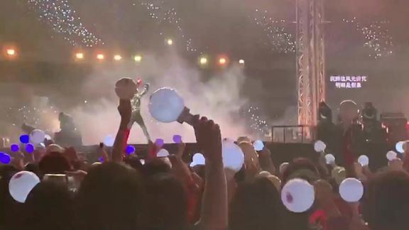 华晨宇演唱会版新世界 对比歌手当打之年中的,你感觉哪个更好呢