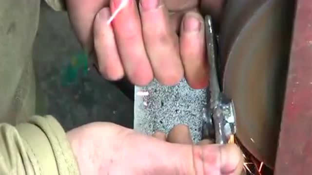 外国大叔发明了一个捆绑器,用来绑钢管特别省力气