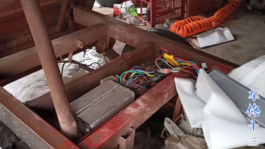 这个电动三轮车的故障不常见:车能动,没力,电是满电