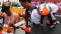 男子终点跪地哭喊儿子
