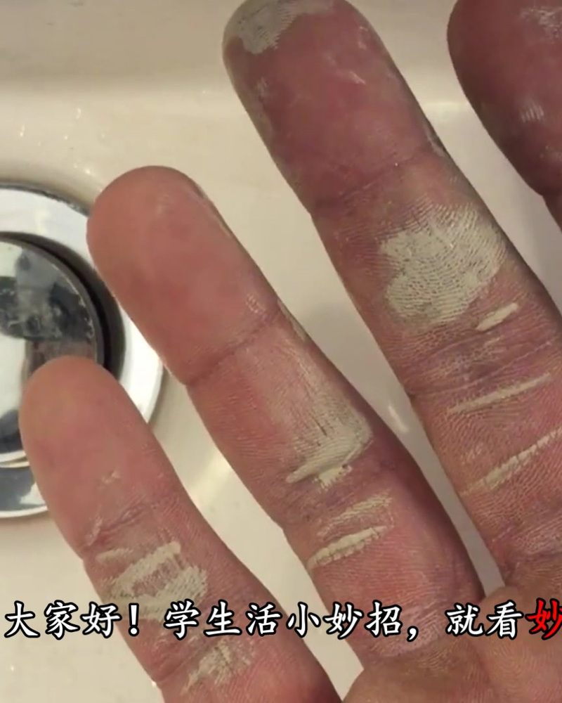 手上沾油漆洗不掉别着急,用点不起眼的它,快速去除,还不伤手