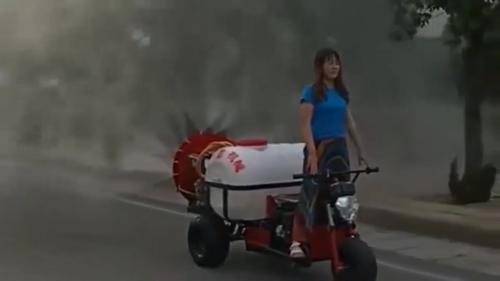 小姐姐发明的搞笑小型洒水车,看起来挺别致的