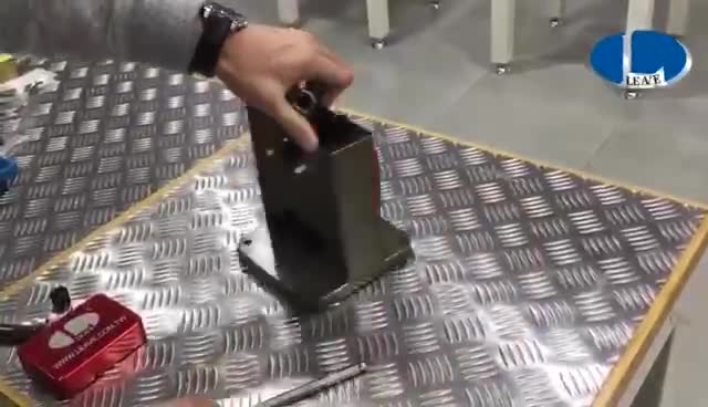 侧向式定位柱高效实现纵向夹持