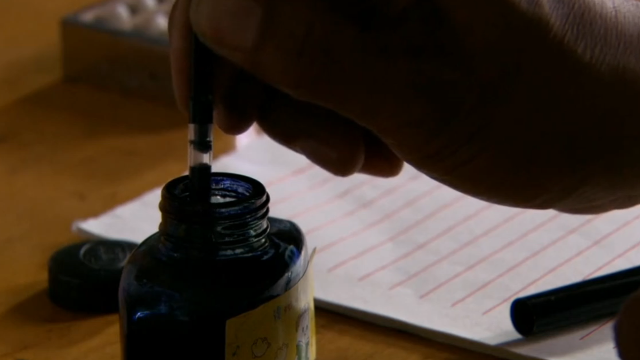 大叔在家里写标书,老婆只说了一句话,让他大骂没文化