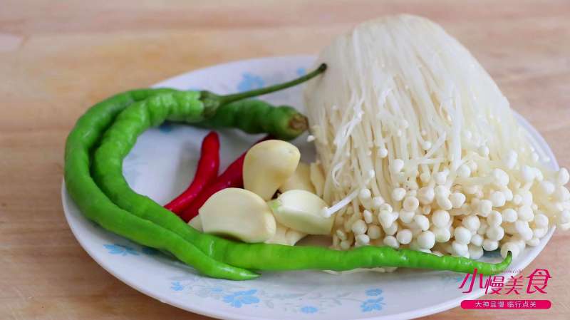 做蒜蓉金针菇,很多人第一步没注意,教你这样做,比烧烤的都好吃