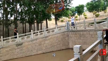 打鱼新手测试飞盘撒网,一网扔这么远,能中鱼吗