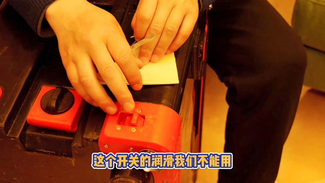 神操作,用铅笔修复钓箱升降腿开关,比新的还灵活