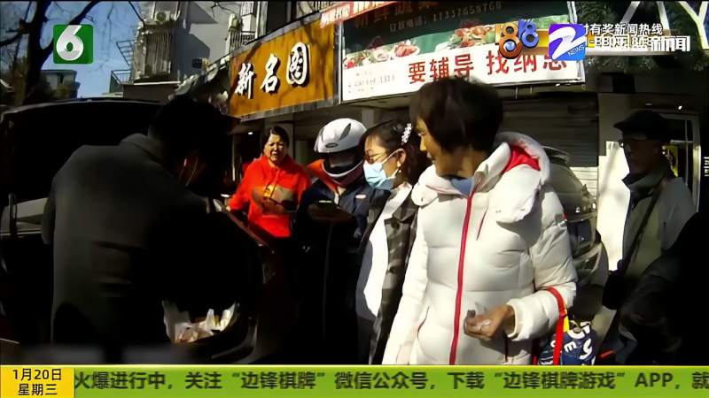 开车摆摊人行道货还挺全 说是临时“过渡期”?杭州城管现场执法