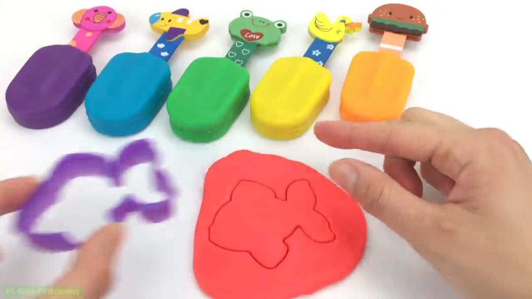 小姐姐用橡皮泥做小猫和冰激凌