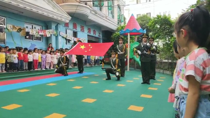 触发幼儿的认知,了解升国旗仪式