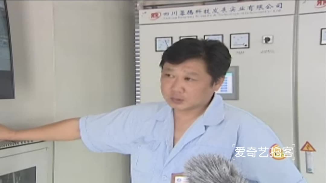 【拍客】出租车顶着加气站操作工行驶数十米