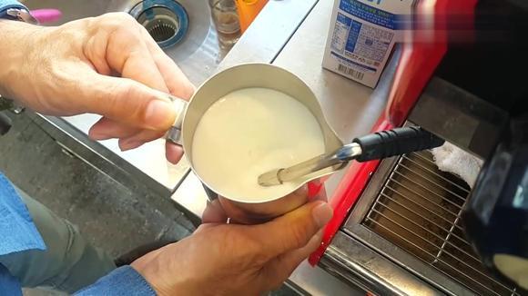 基础咖啡拉花制作技巧,只要有量的练习就会有质的转变