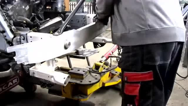 原来事故车原来是这样修复的,工厂的工人技术太牛了