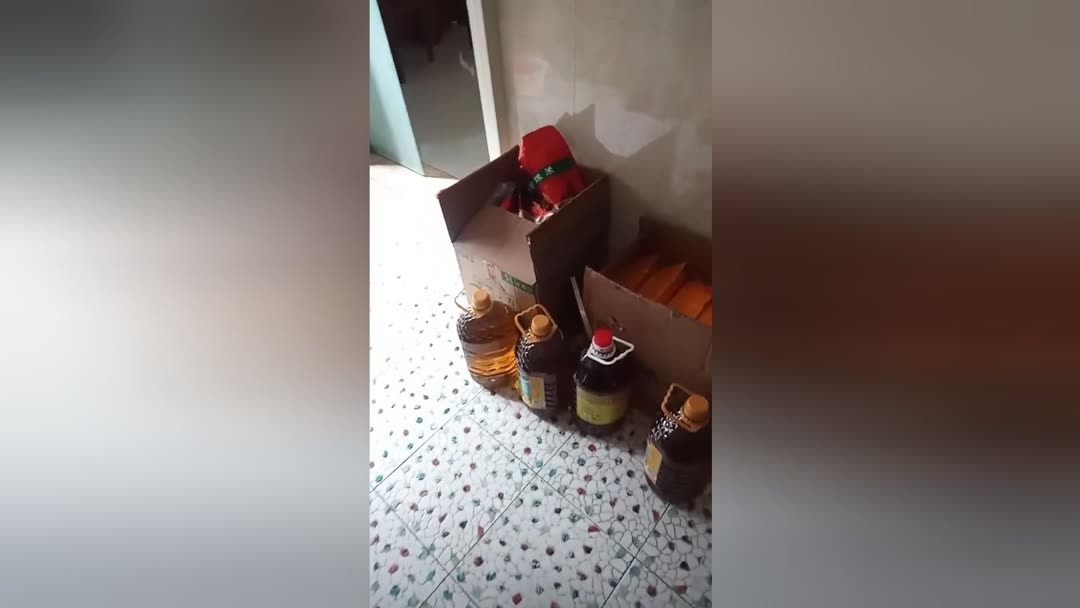 工行搞存款送油米活动,娃儿妈把中行、建行、招行钱全转到工行,说领...