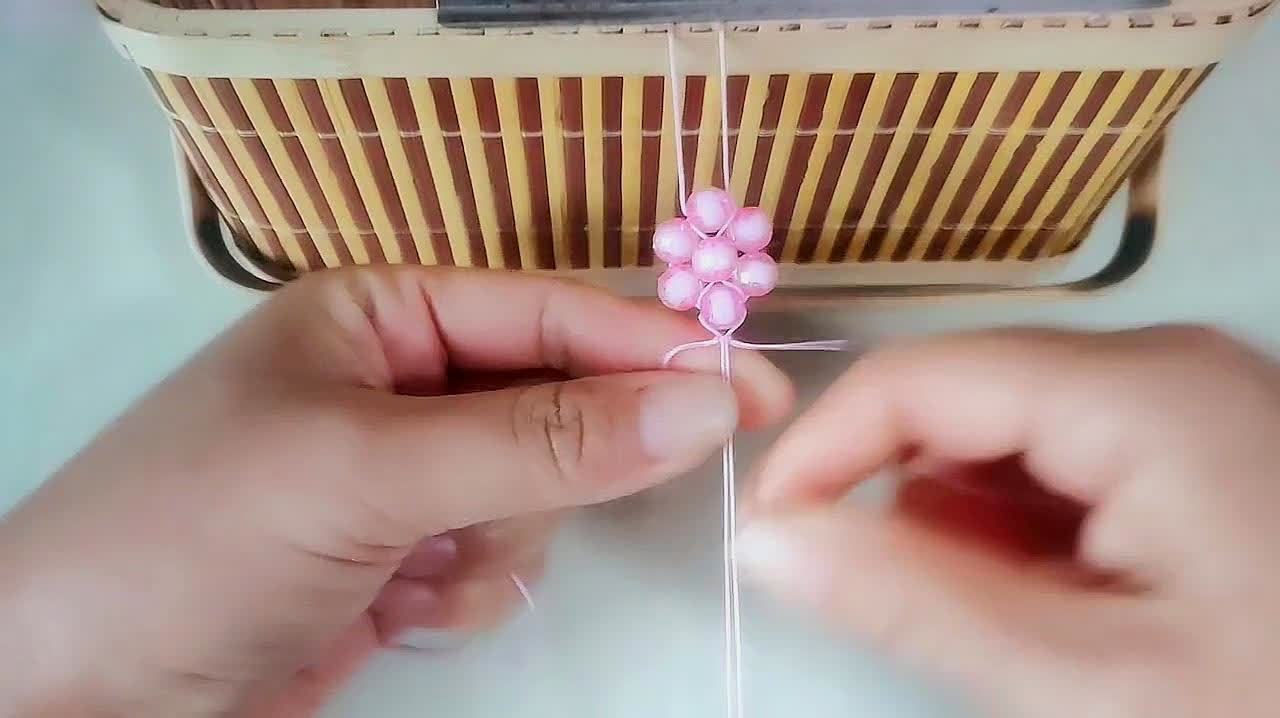 今天花了4分钟教你编织珠花手链,看起来很可爱,简单好看!