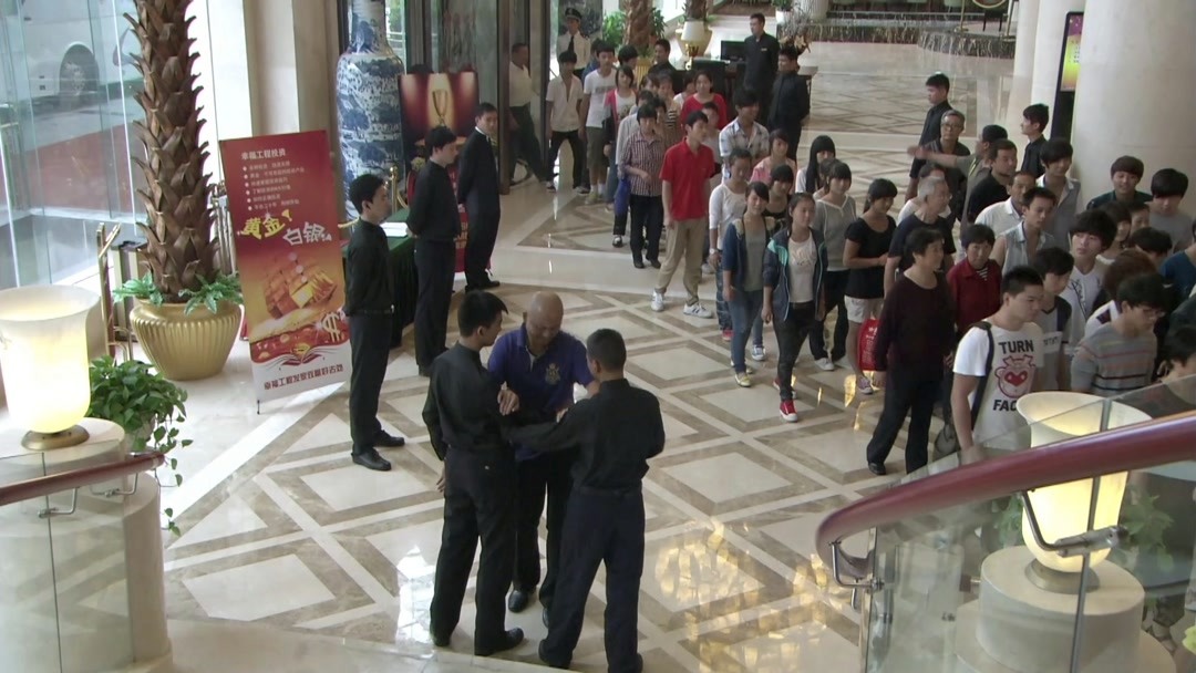 《上线下线》众人到达了酒店纷纷感叹 老柴的表现过于惊讶了