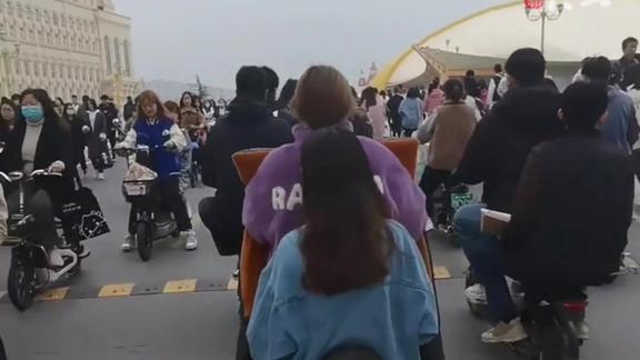 学校太大学生为赶下一节课,骑电动车出行!网友:这是在学校里建了座城吗