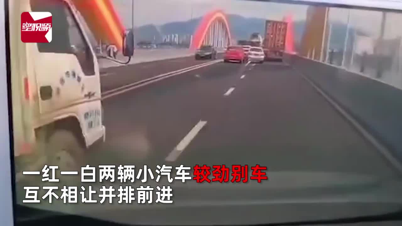 路怒酿祸!两小车桥上较劲别车遭大巴迎头撞击,车头瞬间被撞飞