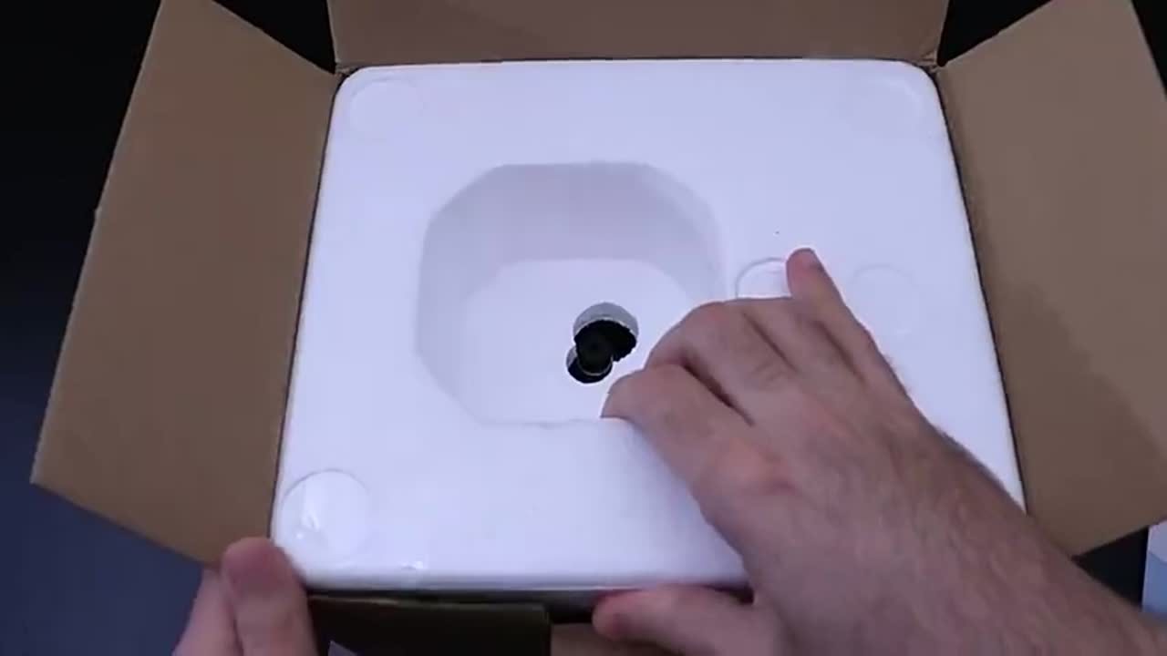 小伙网上买了一台激光雕刻机,开机试...