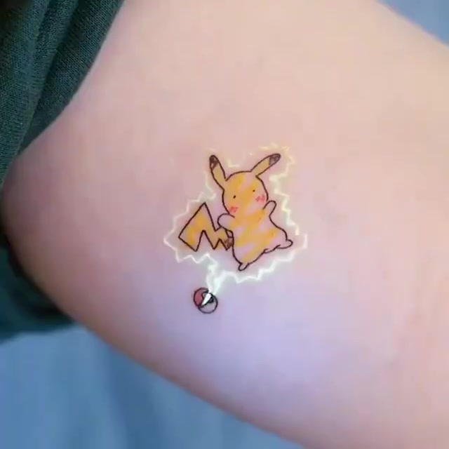 荧光颜料纹身皮卡丘