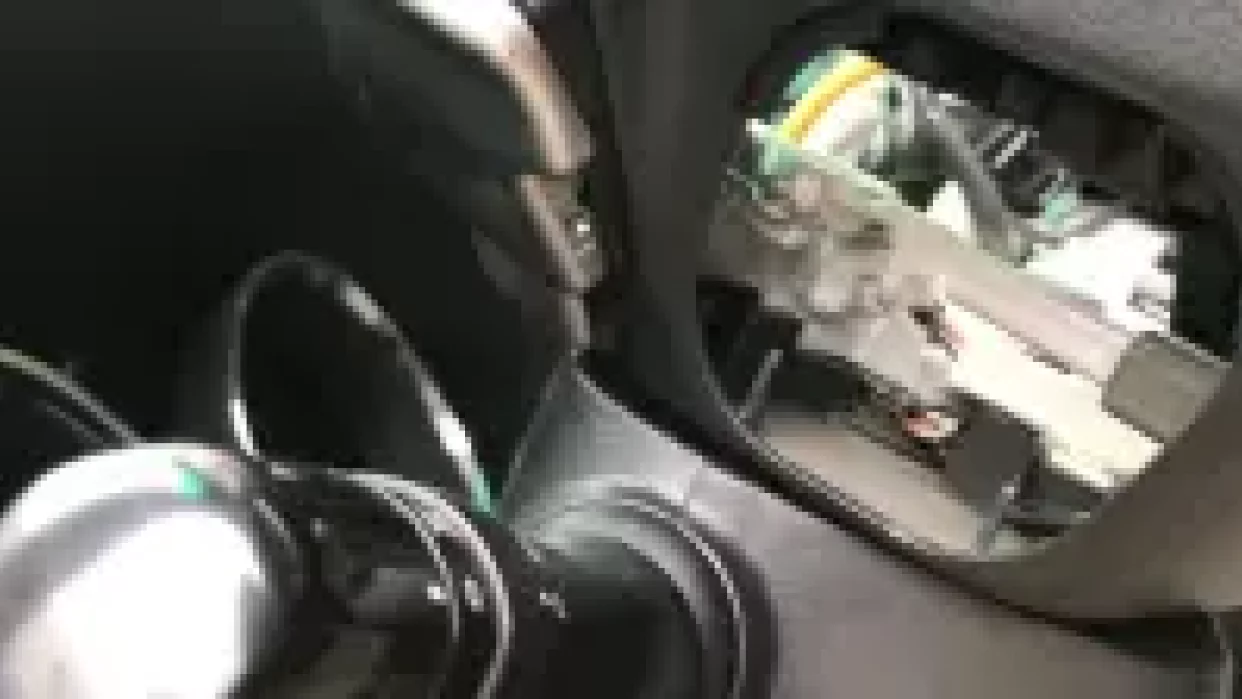 丰田锐志,拆方向盘的安全气囊没有螺丝固定,是卡簧固定