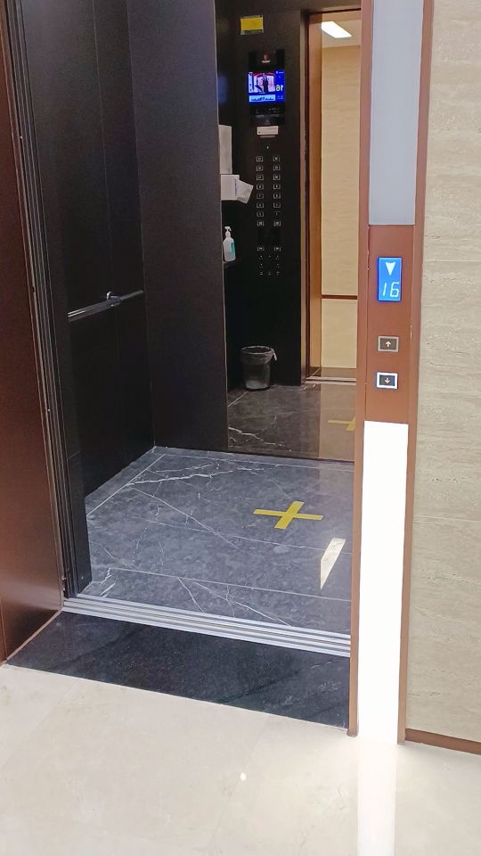 没有人的电梯门自动开了