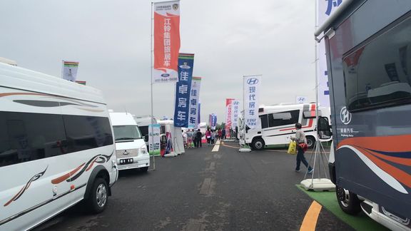 发现一台超大房车 现代轻卡自动档房车