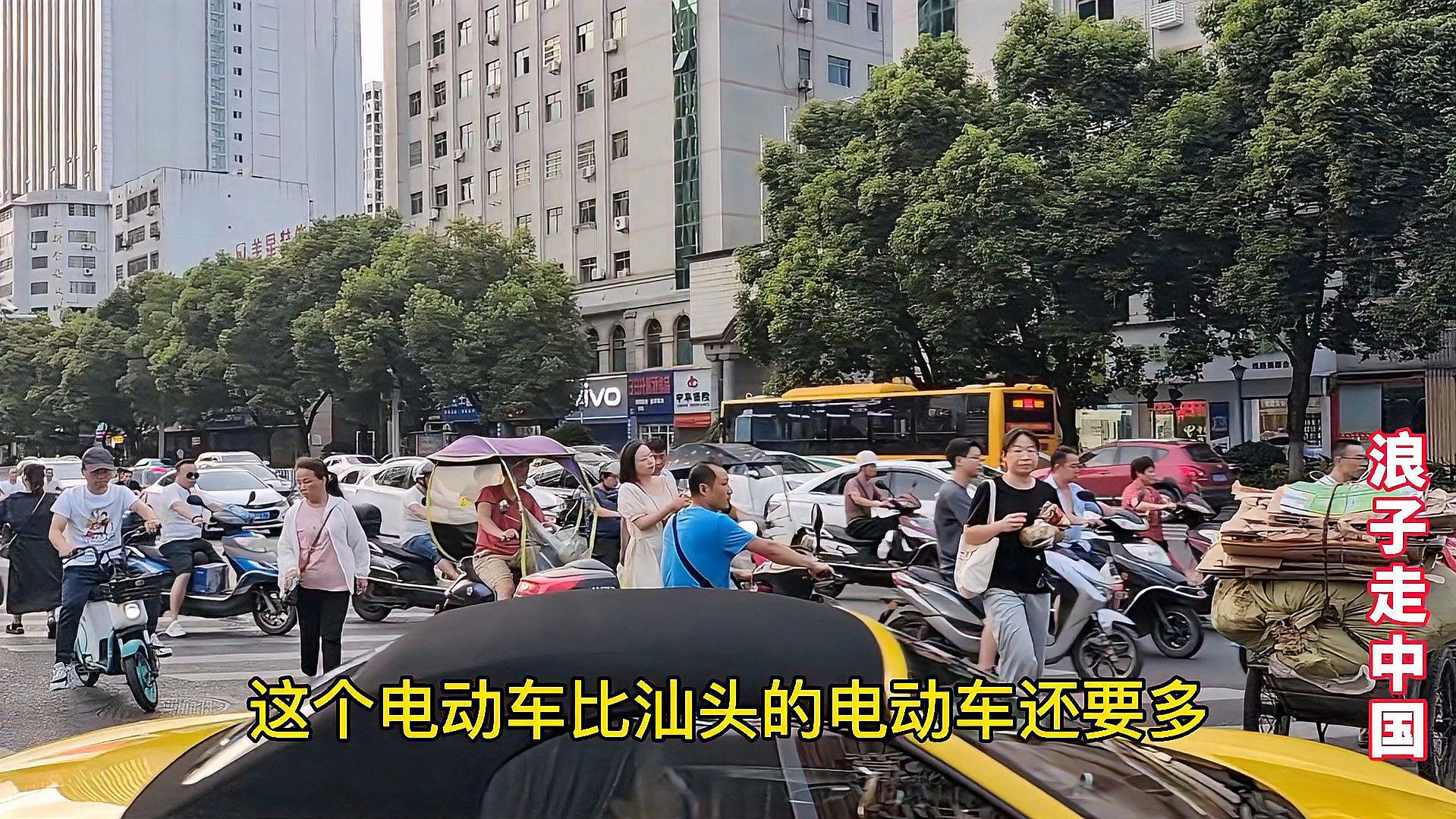 实拍衡阳繁忙十字路口的电动车大军,也不戴头盔,实在太吓人了
