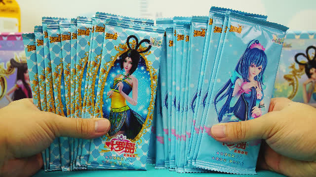 叶罗丽卡片:相同价格的10个灵犀包和20个魔法包拆卡...