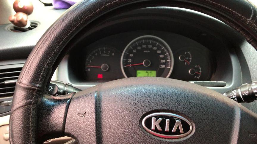 仪表上亮发动机故障灯的汽车 看看是什么原因导致的